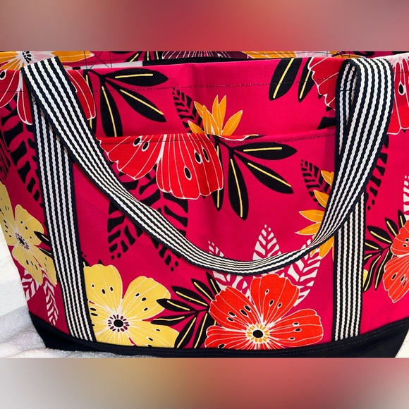thirty-one | Bags | Nwt Thirty One Coastal Carryall Pattern Tropical ...